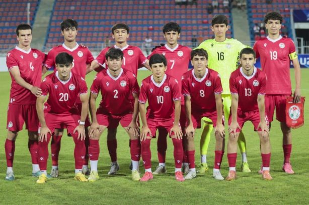 Дастаи мунтахаби ҷавонони Тоҷикистон (U-18) барои медалҳои биринҷии Чемпионати CAFA-2025 ...